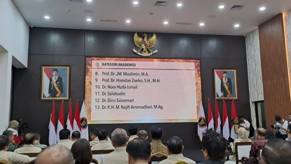 Dina Sulaeman Mendapatkan Penghargaan Pin Emas dan Dikukuhkan sebagai ...